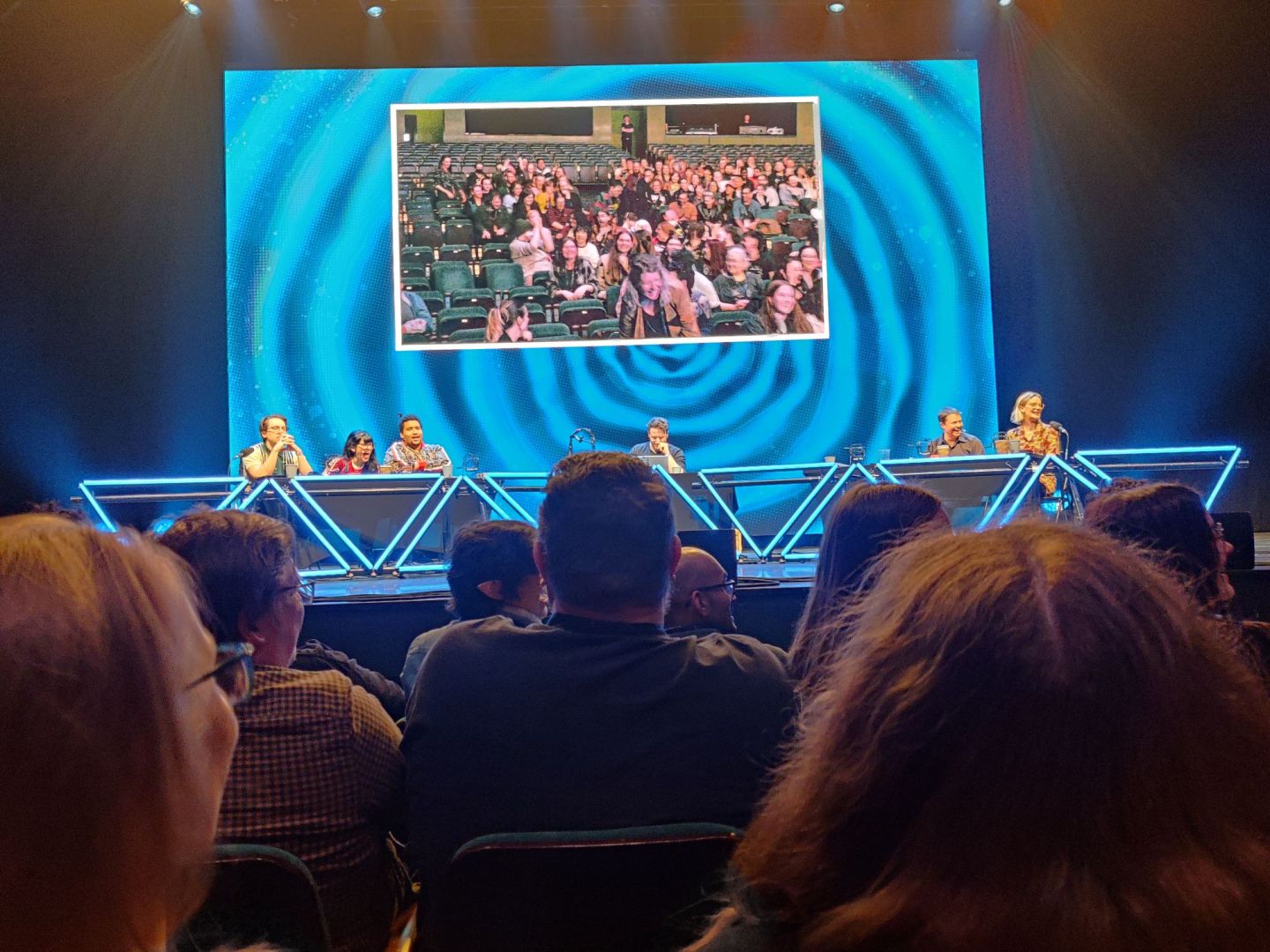 Rollespil på en scene: foran et publikum, streaming og actual play ...